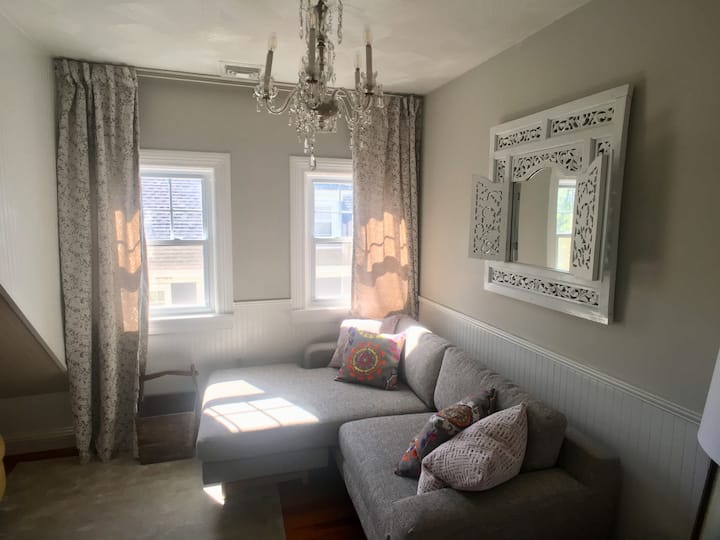 Art Filled Cozy Loft-like 2 Bedroom Near Brown. - Rhode Island
