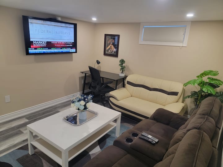 Lovely 2 Bedroom Premium Guest Suite - Toronto