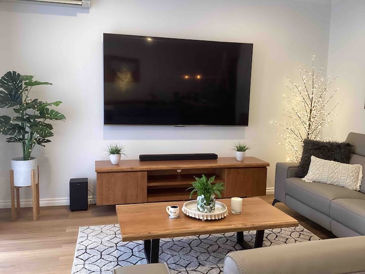 Elegant And Comfortable - Mindarie