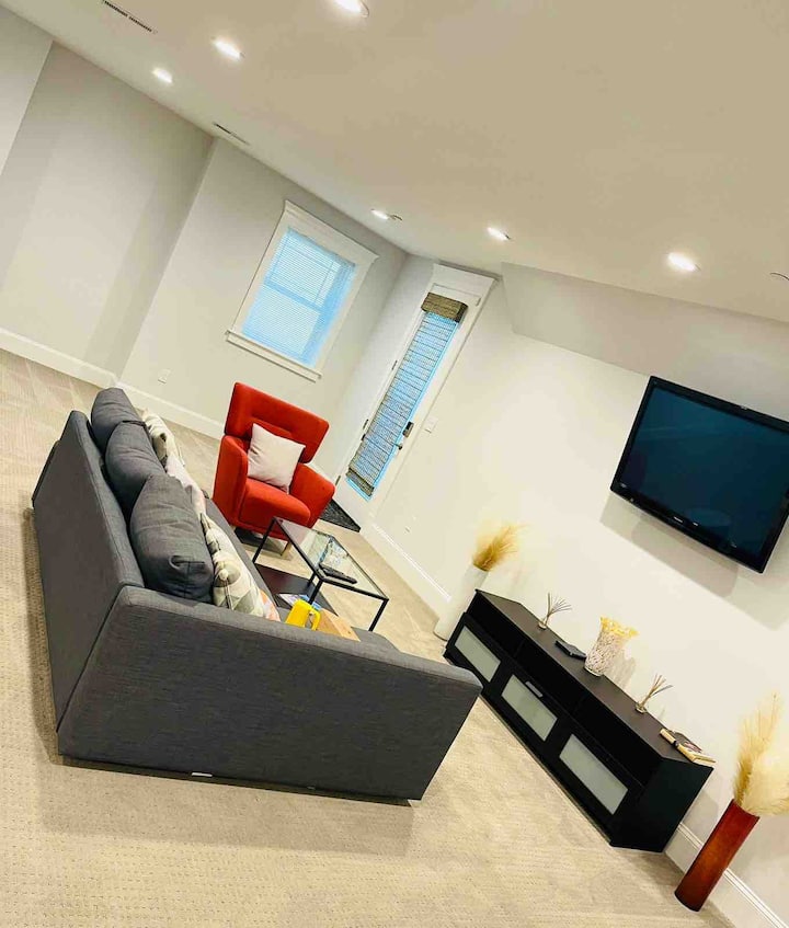 Huge Basement Apartment, Private Entrance. - Bethesda, MD