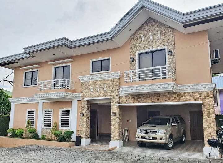Spacious 6 Bedroom Villa Near Clark - Angeles