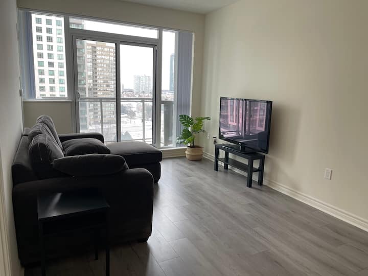 New 600+sqft Condo @ City Centre With Free Parking - Mississauga
