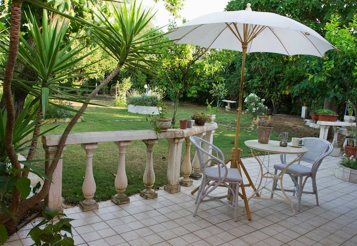 Peaceful studio surrounded by lush garden - Apartments for Rent in ...