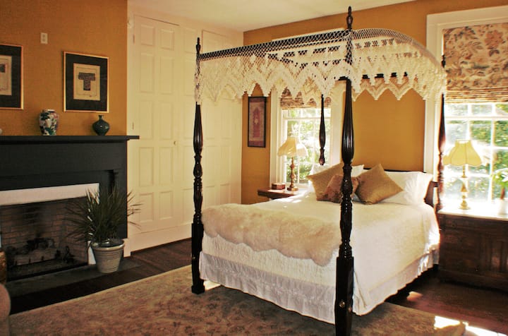 Historic 1844 Dot 2 Dot Inn, The Gold Room - Eatonton, GA