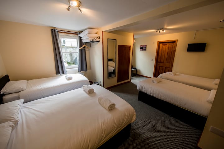 Family - Double + 3 X Single Bed - Fort William