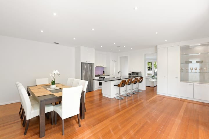 Port Melbourne Luxury Home - Kensington