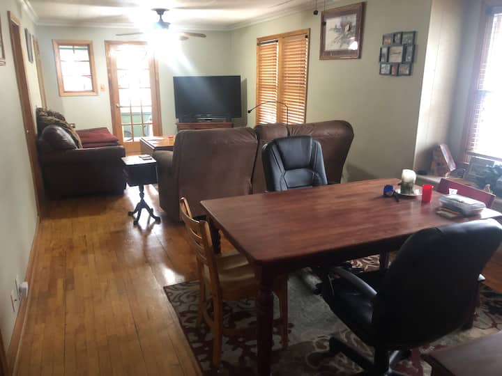 Cheer-full 3 Bedroom Home 5 Miles From Eaa - Oshkosh, WI