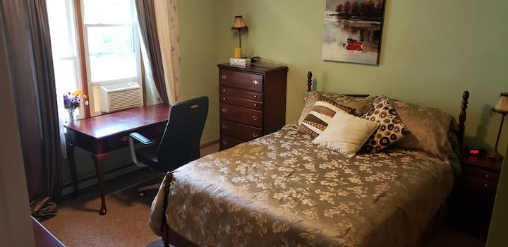 Saratoga Townhouse Midway Between Nyc And Montreal - Saratoga Springs, NY