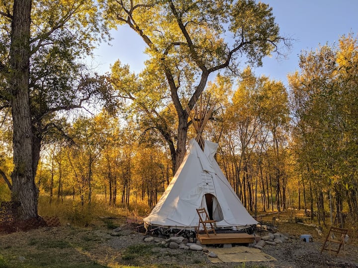 River Walk Tipi – Rustic Camping With Shower House - Paonia