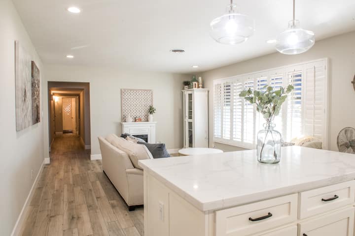 Cool And Cozy Modern Pool Home & Centrally Located - Paradise Casino