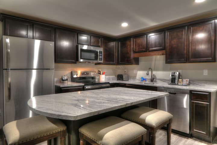 River Edge Inn Family Suite With Full Kitchen - Gatlinburg, TN