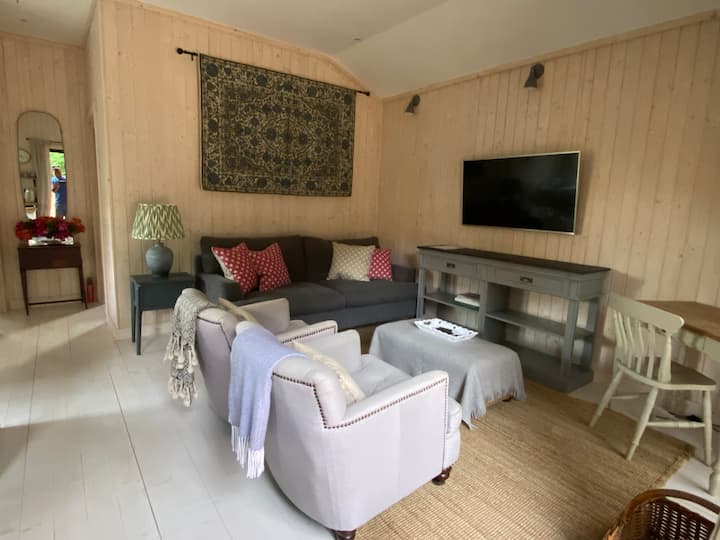 Stunning Cabin Overlooking Woodland - Pets Welcome - Hampshire