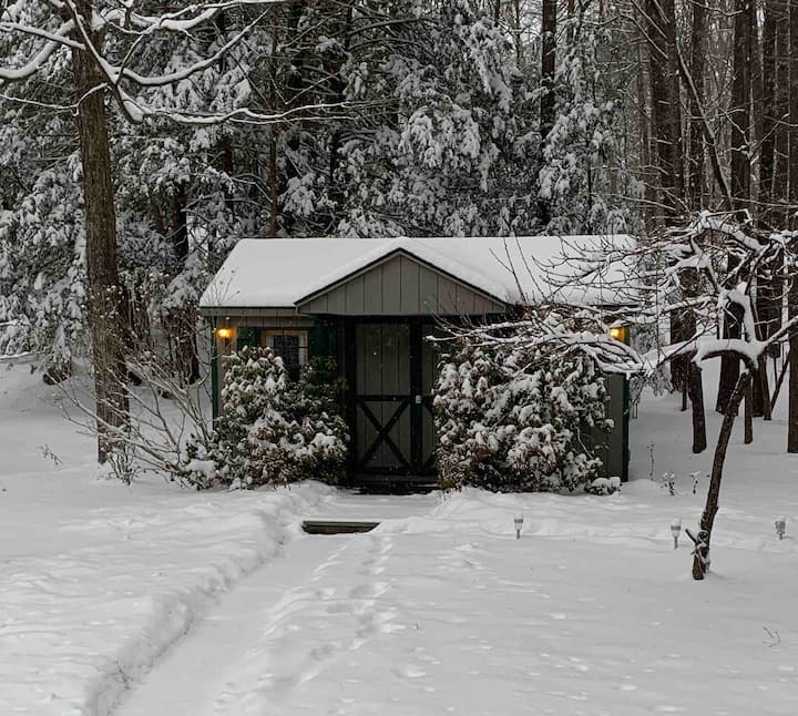 Cottage With Private Deck On 8 Acres Of Woods - Woodstock, NY