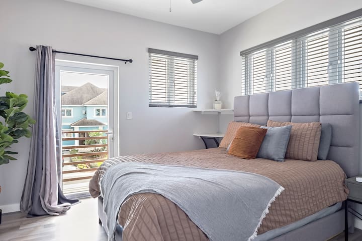 Modern Gated 2 Bedroom Condo! Near Beach & Airport - Nassau