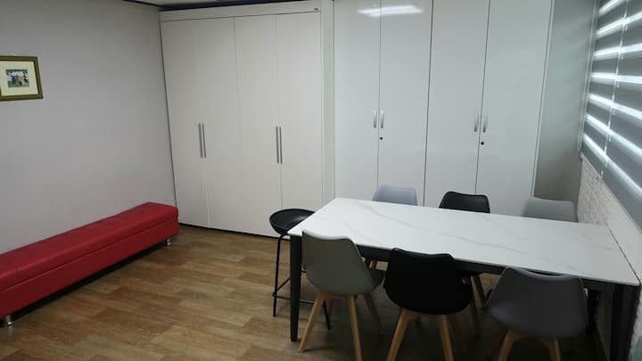 속초 전통시장 중앙내부에 위치한 휴 하우스 1호점 - Sokcho-si