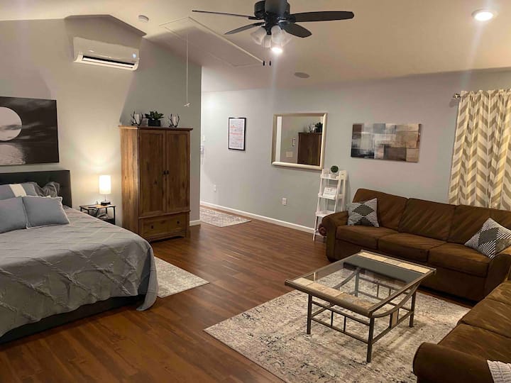 Private Guest House Near Campus - Urbana, IL