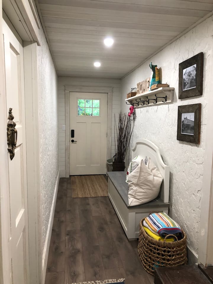 Sweet Cottage Suite, Decorated In Farmhouse Style - Salmon Arm