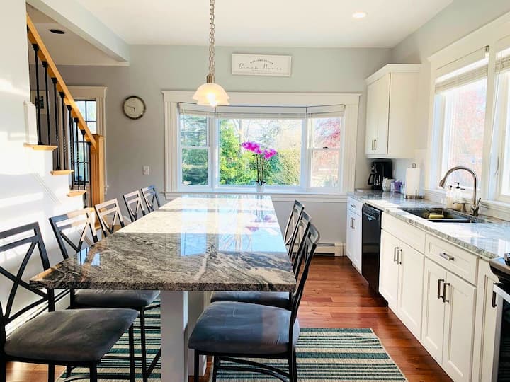 Beautiful 3br/2ba Cape Home...walk To The Beach! - Barnstable, MA