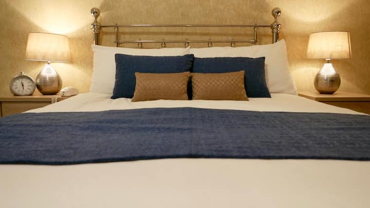 Double En-suite, Sale , Greater Manchester - Altrincham