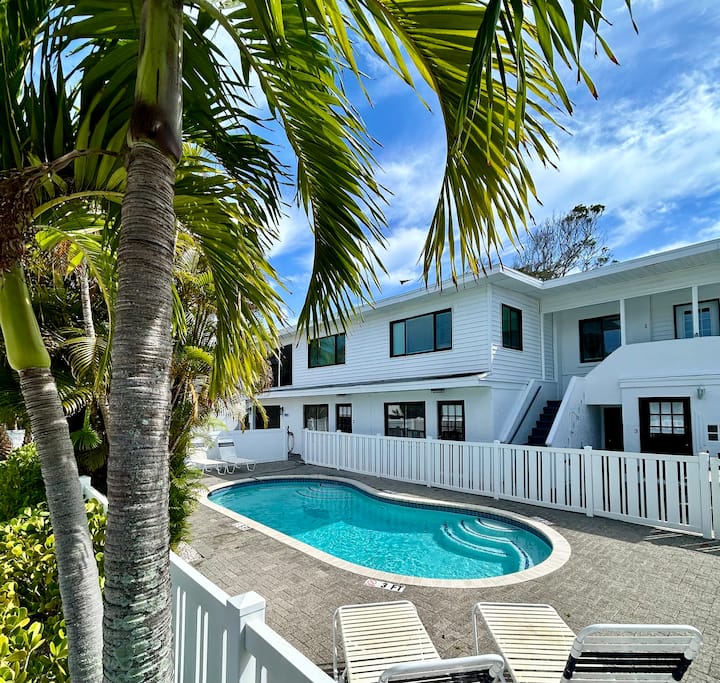 Escape To The Shore*walk 2 Shops*food*sand*sunsets - Holmes Beach, FL