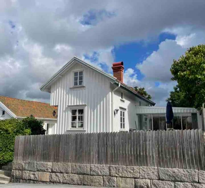Centralt Gårdshus Nära Hamnen - Strömstad