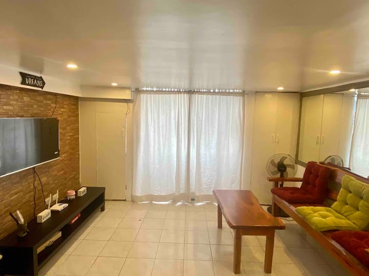 Qc Center Edsa Mrt Quezon City Spacious Place - Quezon City
