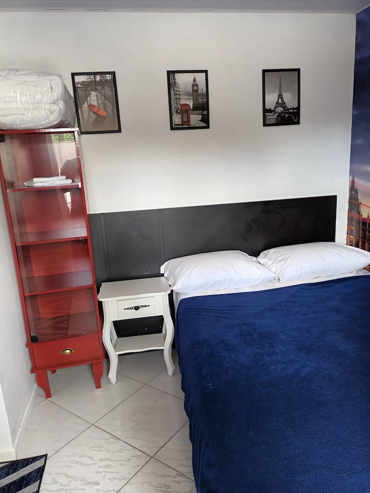 Quarto De Casal C/ Ar Cond
Dentro De Residência. - Blumenau