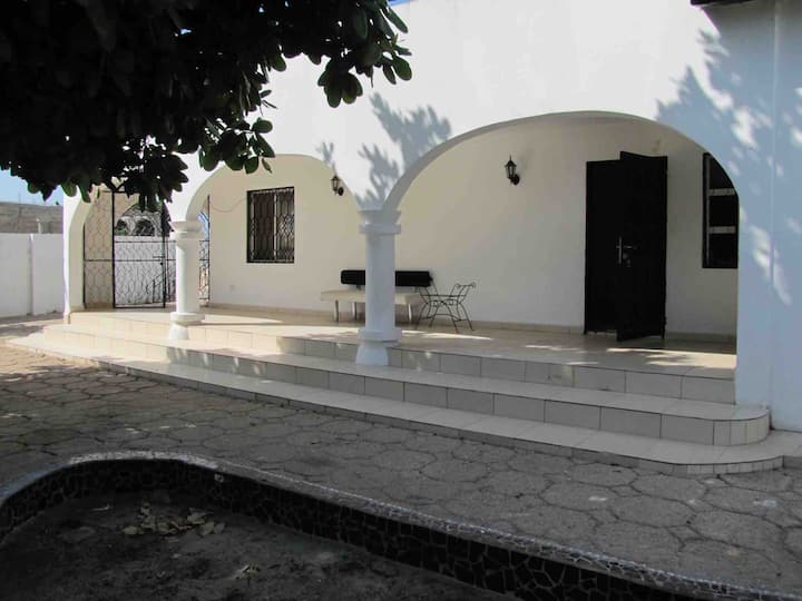 Lovely Spacious, 2- Bed Bung Salagi - Wi-fi & A/c - Gambia