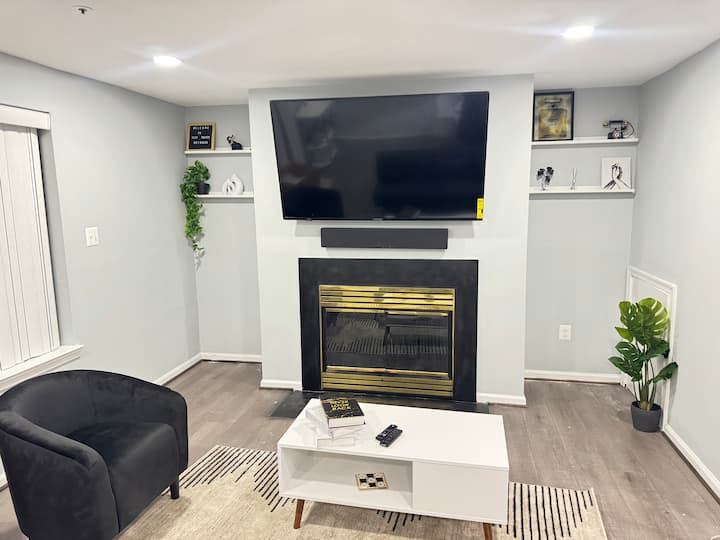 Private Guest Suite W/ Fireplace - South Laurel - Maryland