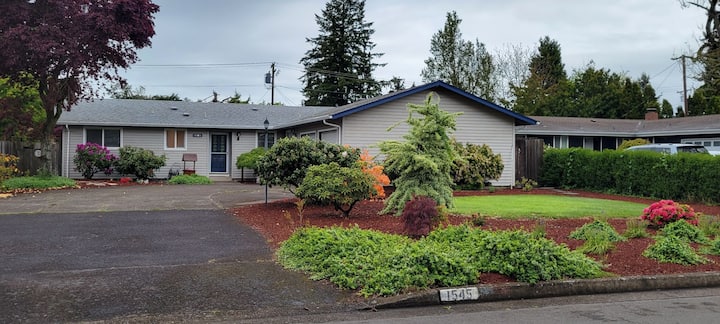 Cozy 3 Bedroom Home, Pet Friendly Huge Backyard - Eugene, OR