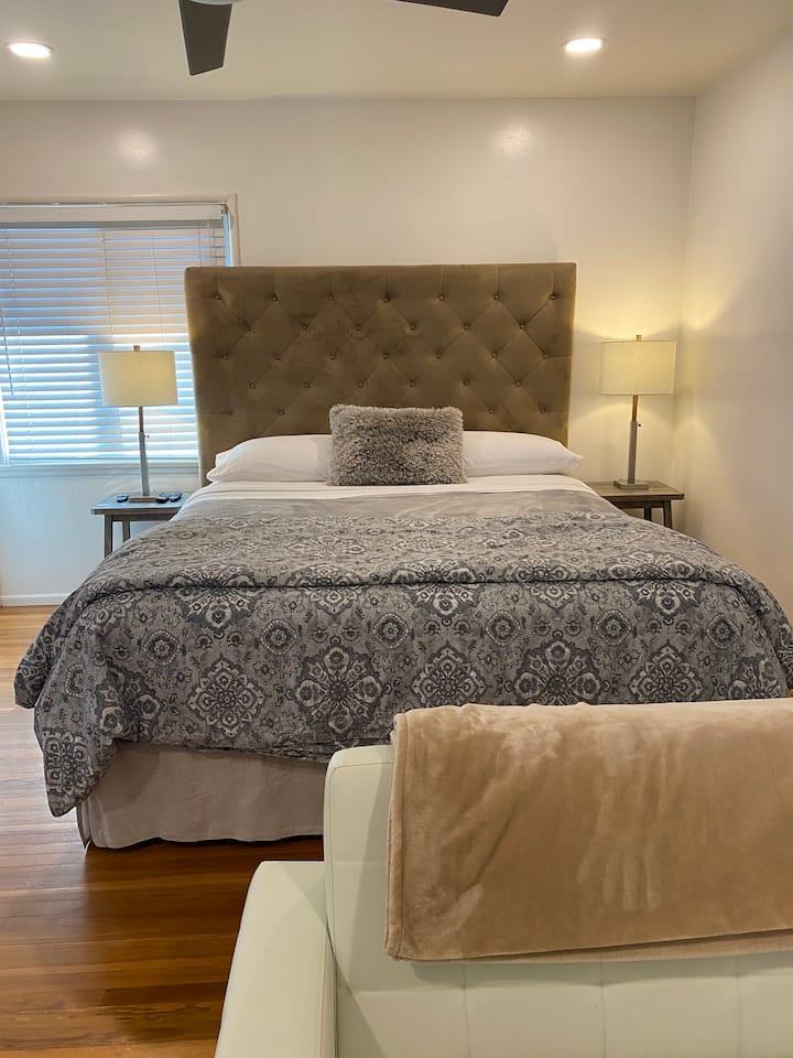 Best Buy, Luxury Village Suite - Claremont, CA