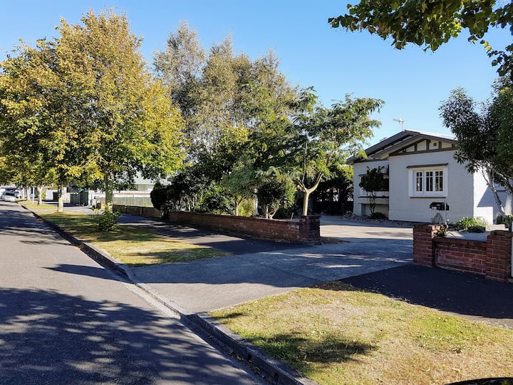 Accommodating Contractors And Construction Workers. Five Bedrooms Two Bathrooms. - Palmerston North