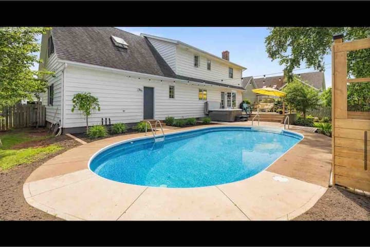 Serenity 3br, Pool, Hot Tub - Charlottetown
