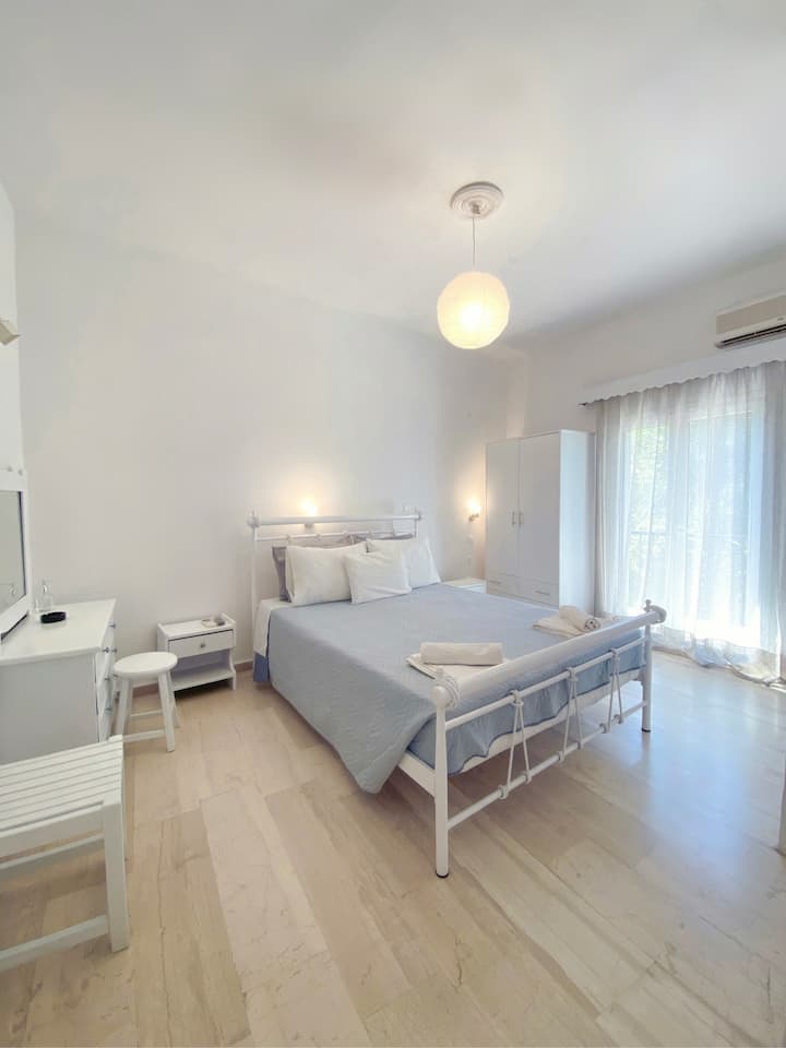 Thomas Apartment 6 - Paxi