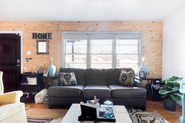 Curated Vintage Cottage With Backyard Patio - Dallas, TX