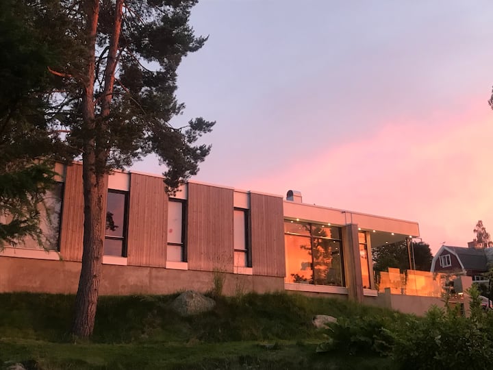 Arkitektritad Villa I Sommaridyll Med Sjöutsikt - Stockholm