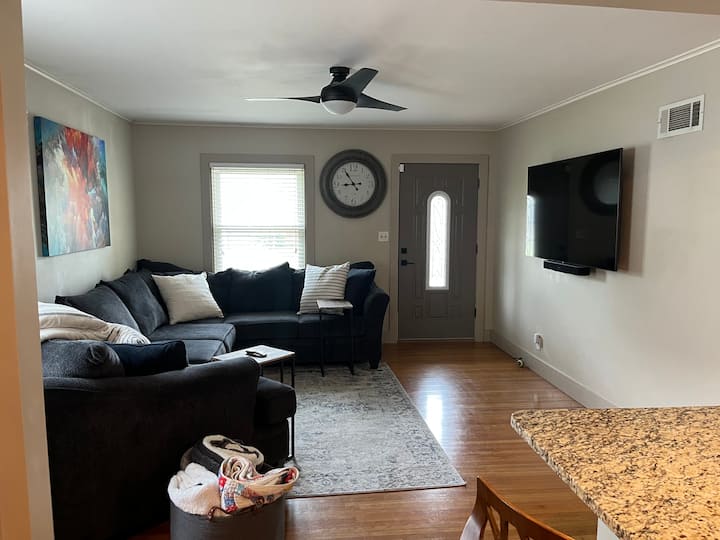Adorable Midtown Bungalow Minutes From Pga. - Tulsa, OK