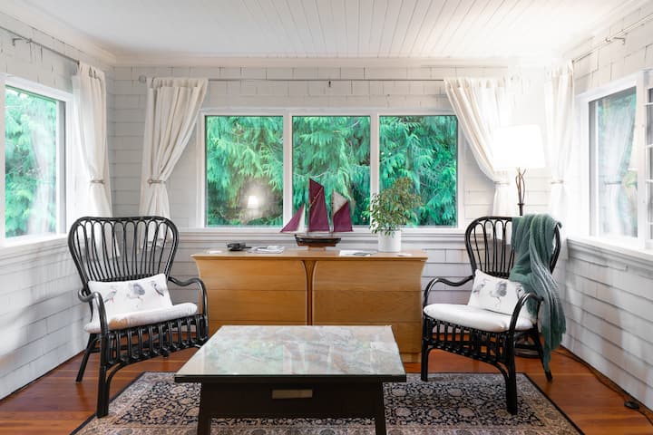 Nosy Point Bed And Breakfast - The Admiral's Room - North Pender Island