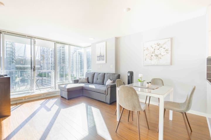Bright & Beautiful Downtown Gem ~ Pool ~ Gym ~Pkg! - Vancouver