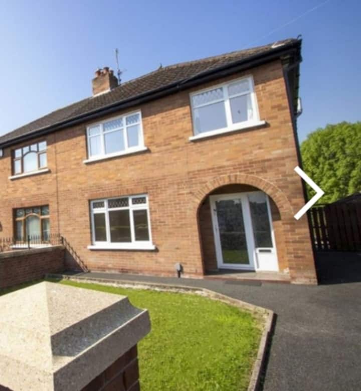 2bedroom House 2bathrooms Living Room And Bar - Belfast