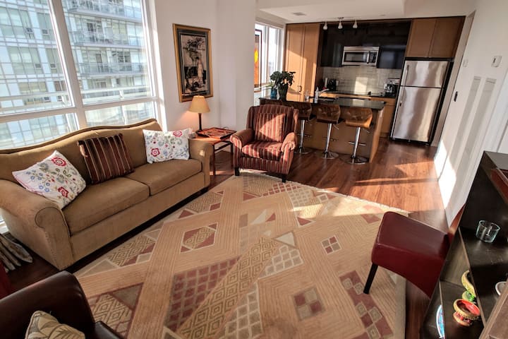 Large & Bright 2br+den In Midtown W/ Free Parking - Toronto