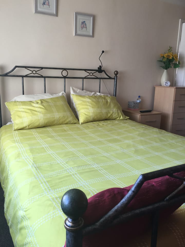 King Size Bed, In The Heart Of The Midlands. - Nuneaton