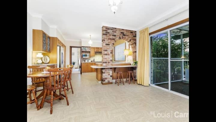 Newly Renovated, Spacious Castle! - Dural