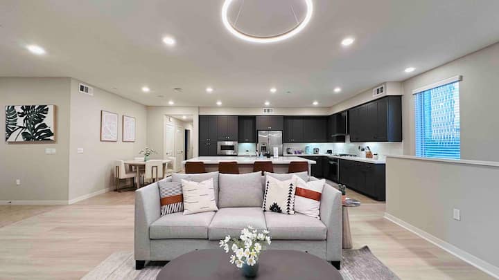 Premier 2bd/2ba In Irvine Center - コスタメサ, CA