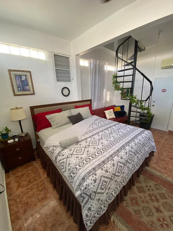 Silver Dreams Studio 🧭♟- Comfy King Bed, A/c, Wifi - Guanica