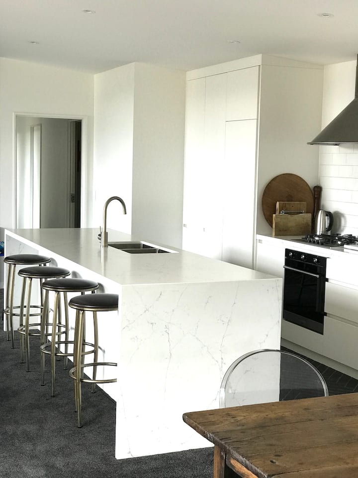 Quiet, Sunny Modern Home - Renovated & Extended - Queenstown