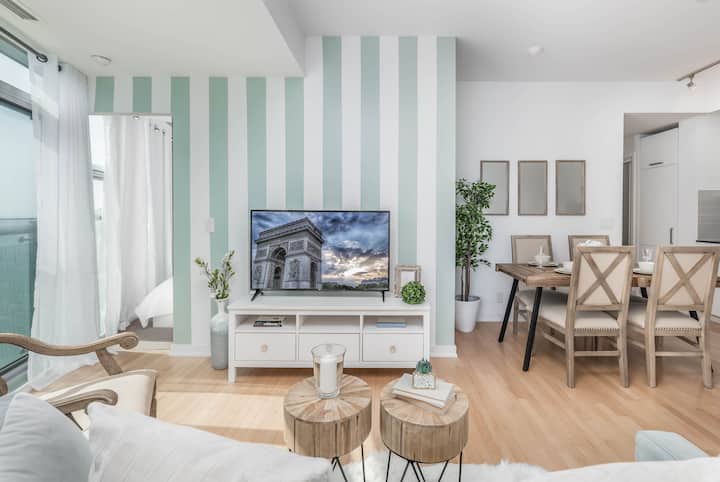59th Floor Condo With Breathtaking Views + Parking - トロント