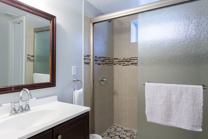 Newly Renovated Basement Apt Close Park & Metro - Washington, D.C.