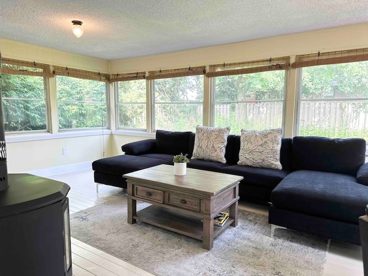 Comfortable Urban Cottage - Steps To The Lake - Burlington
