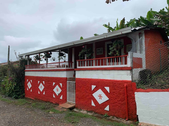 Acogedora Casa De Campo Llena De Flores - Támesis